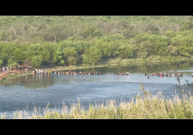 Fox News Witnesses One of the Largest Migrant Groups Crossing Into Texas