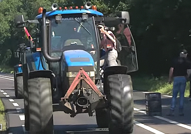 Dutch Farmers In Tractor Blockade Protesting ‘Climate Change ...
